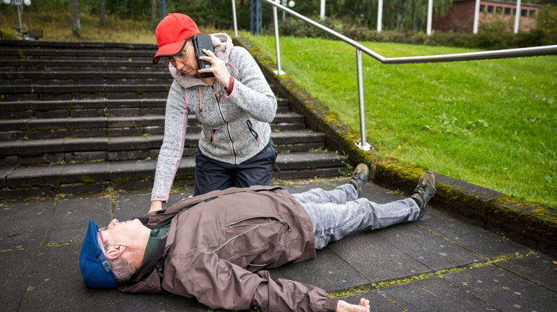 How to resuscitate someone with a defibrillator? - Finnish Red Cross