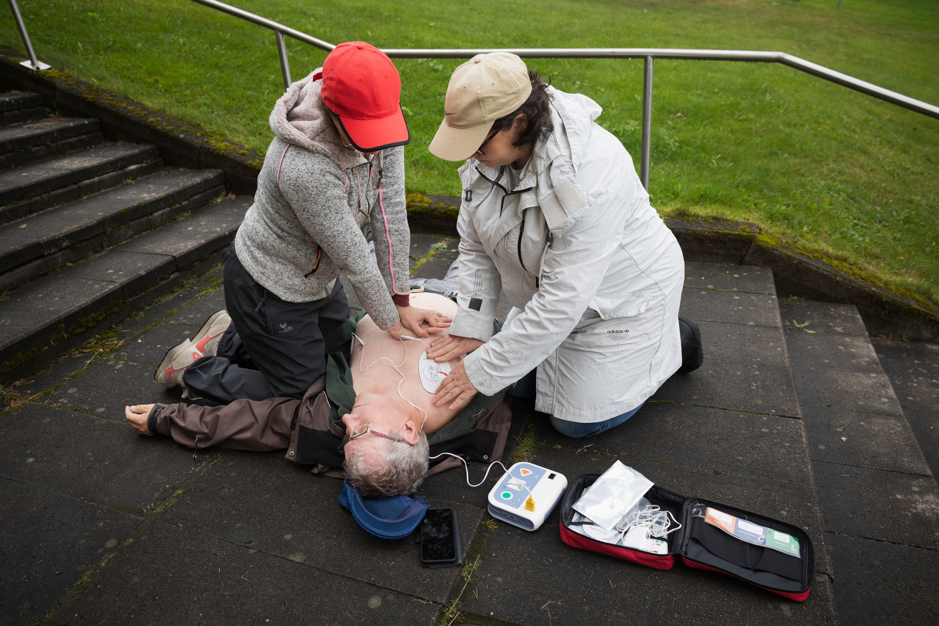 How to resuscitate someone with a defibrillator? - Finnish Red Cross