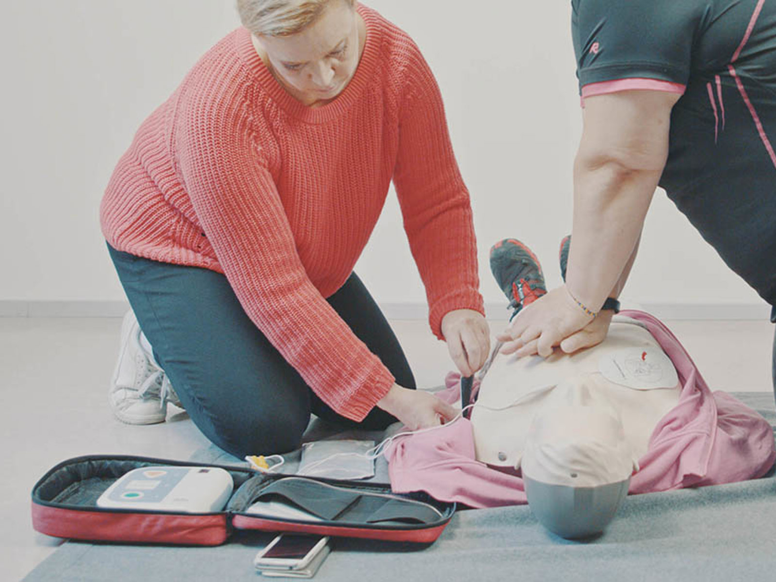 How to resuscitate someone with a defibrillator? - Finnish Red Cross