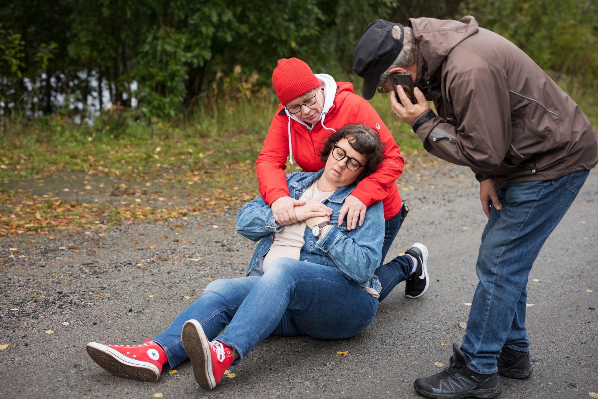 How to give first aid for someone who is experiencing chest pain ...
