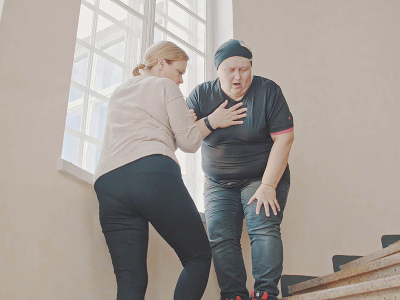 How to give first aid for someone who is experiencing chest pain ...